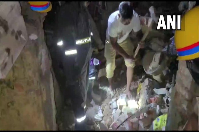 Deoria News: दो मंजिला मकान गिरा, पति-पत्नी व 3 साल की मासूम की मौत