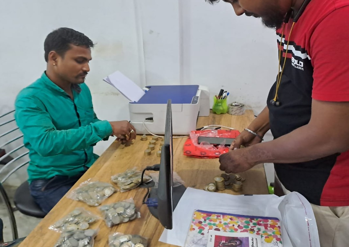 बोरी में 50 हजार रुपये के सिक्के लेकर बाइक खरीदने शोरूम पहुंचा शख्स