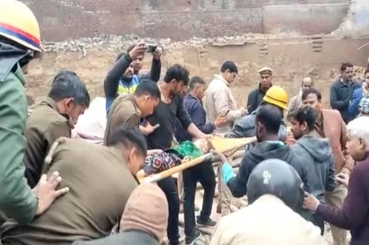 Agra Houses Collapse Update: घायल बच्ची ने तोड़ा दम, पिता-बेटा गंभीर