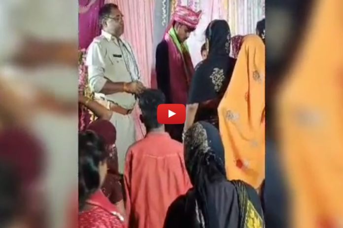 Viral Video: शादी में मारपीट को देख भागे पंडित जी; फिर पुलिसवाले ने ऐसे कराए फेरे