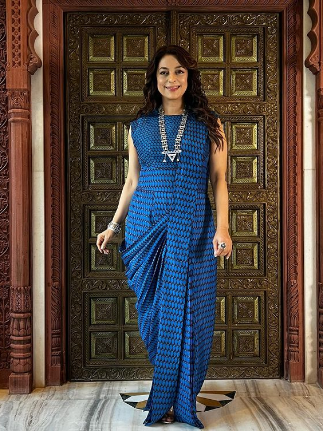 दिल थाम कर देखें Juhi Chawla की ये दिलकश अदाएं - News24 Hindi