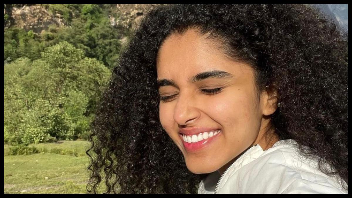 Actress Shinova कौन? जिसने Ravi Kishan को दी है DNA टेस्ट करवाने की ...