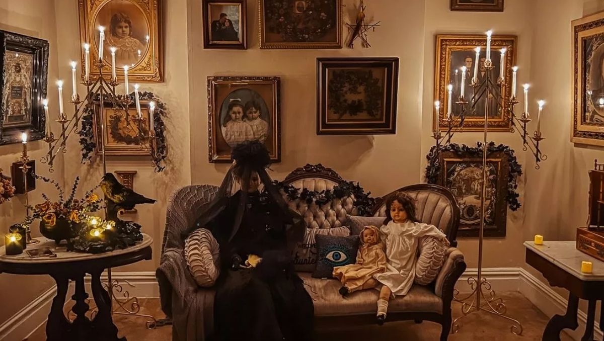 इस घर में घुसते ही कांप जाए कलेजा! 'भूतों' के साथ रहती है ये लड़की - world spookiest home woman ...