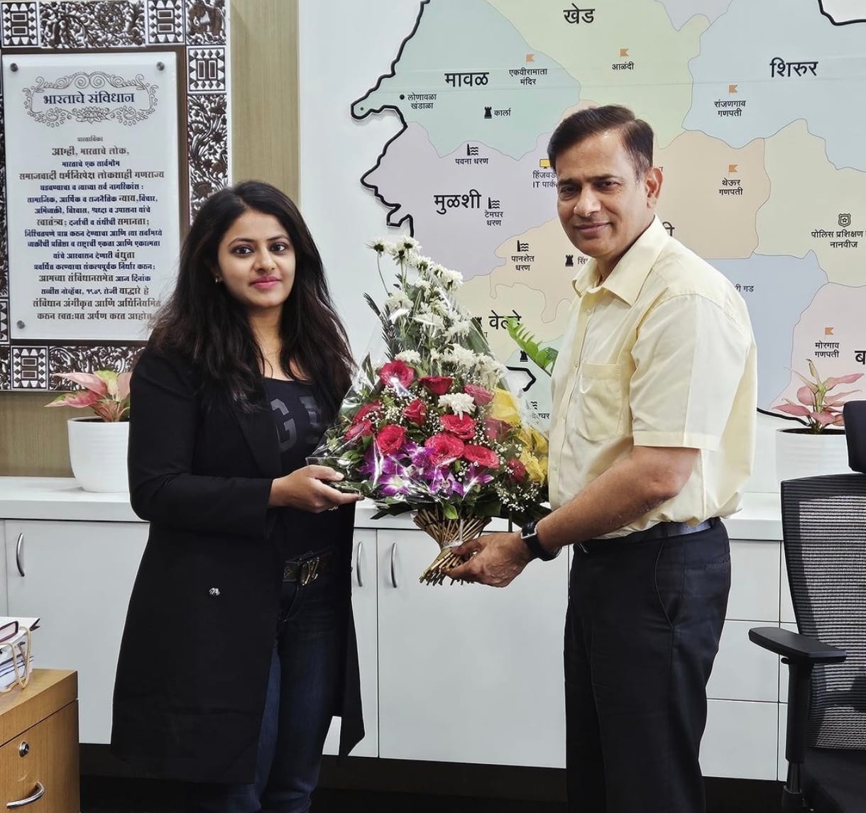 IAS Pooja Khedkar : कौन है ये नखरेबाज ट्रेनी IAS अफसर...लाल बत्ती वाली ...