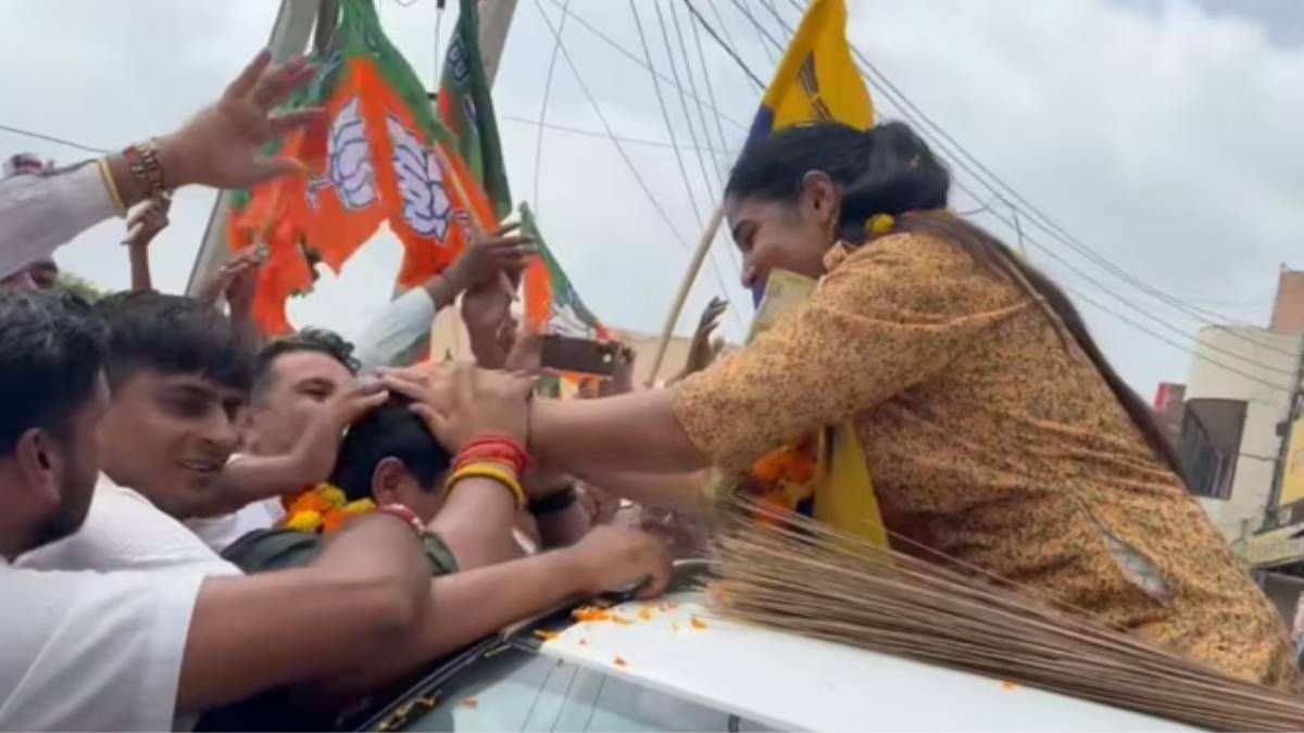 Video: जुलाना विधानसभा से आप और बीजेपी प्रत्याशी दिखे 'एक साथ ...