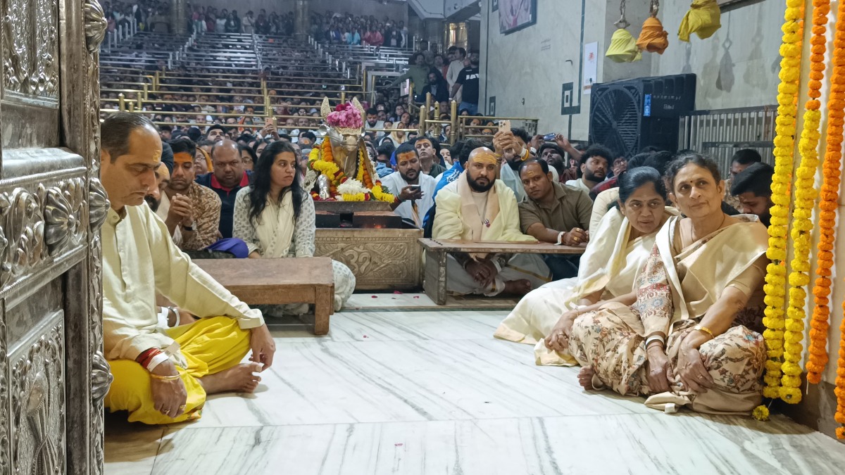 मेरी जिंदगी से जाने...फेम सिंगर भस्म आरती में हुए भावुक - b praak ...