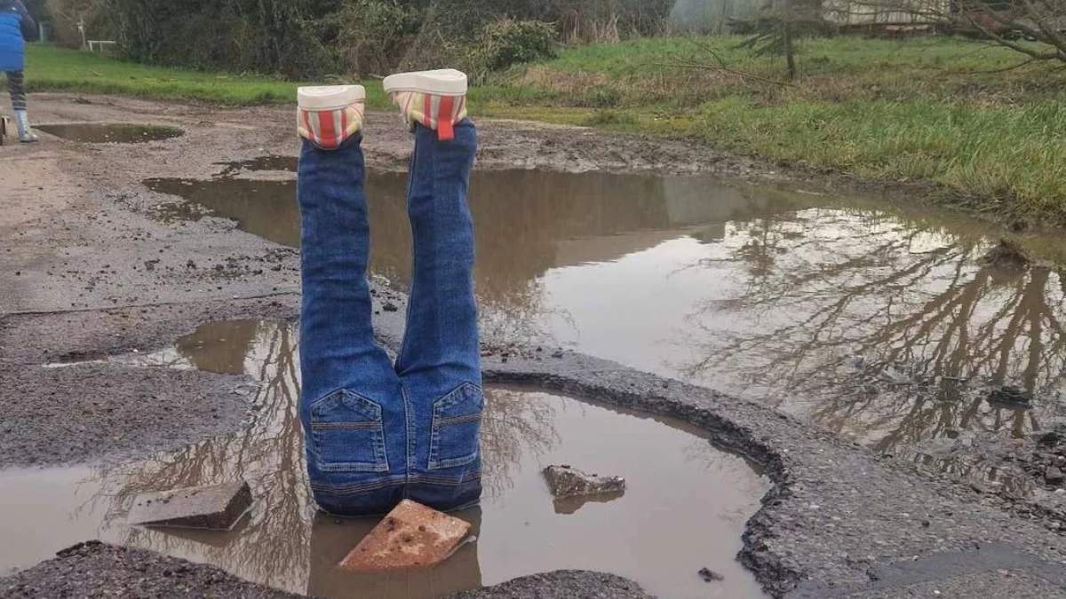 सड़क पर गड्डों से परेशान शख्स ने उठाया ऐसा कदम, दुनिया भर में हो गया ...