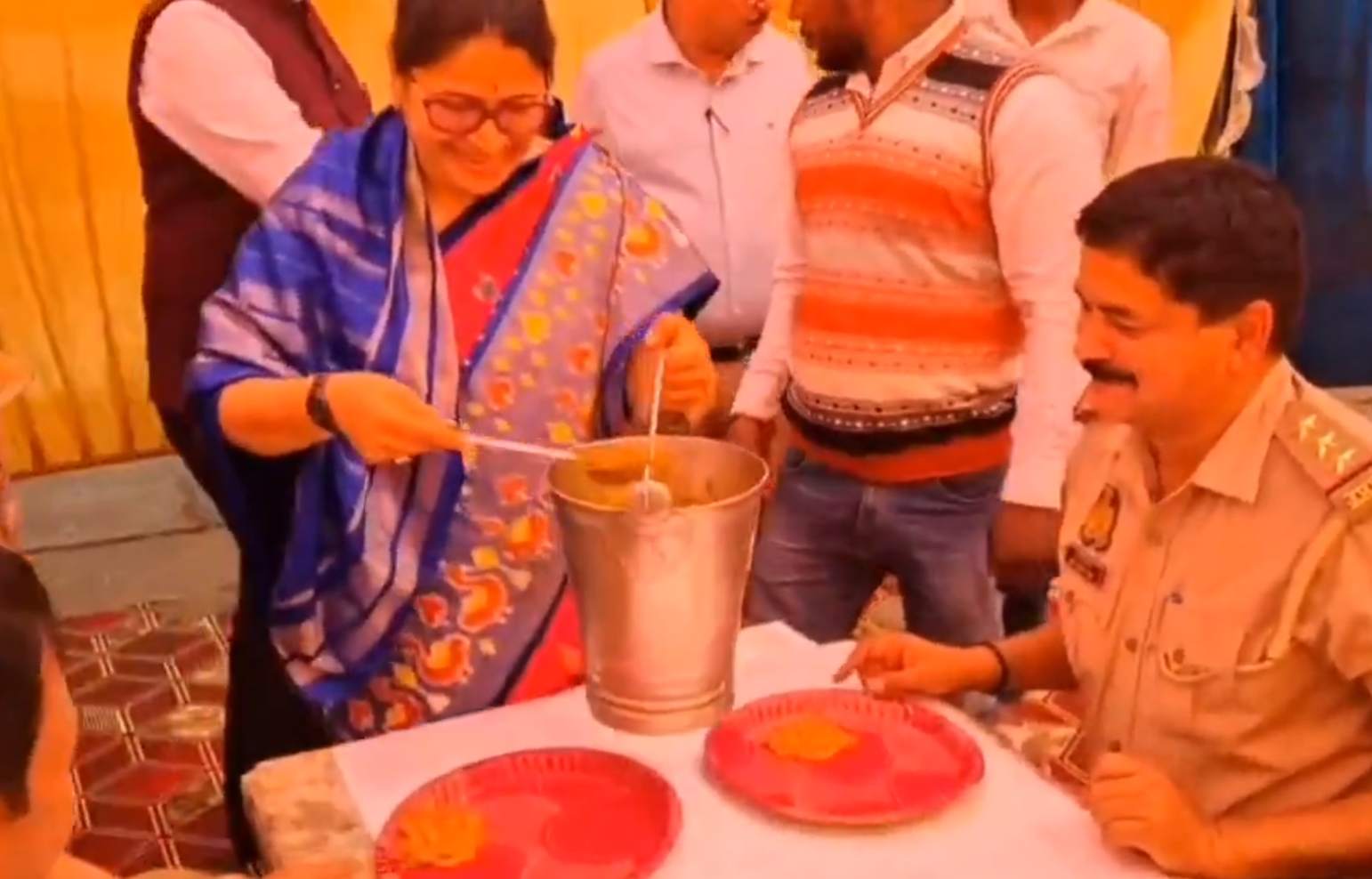 Video : DM ने अपने हाथों से परोसी सब्जी, SSP ने दी कचौड़ी, पुलिस वाले बोले- थैंक यू - Mirzapur ...