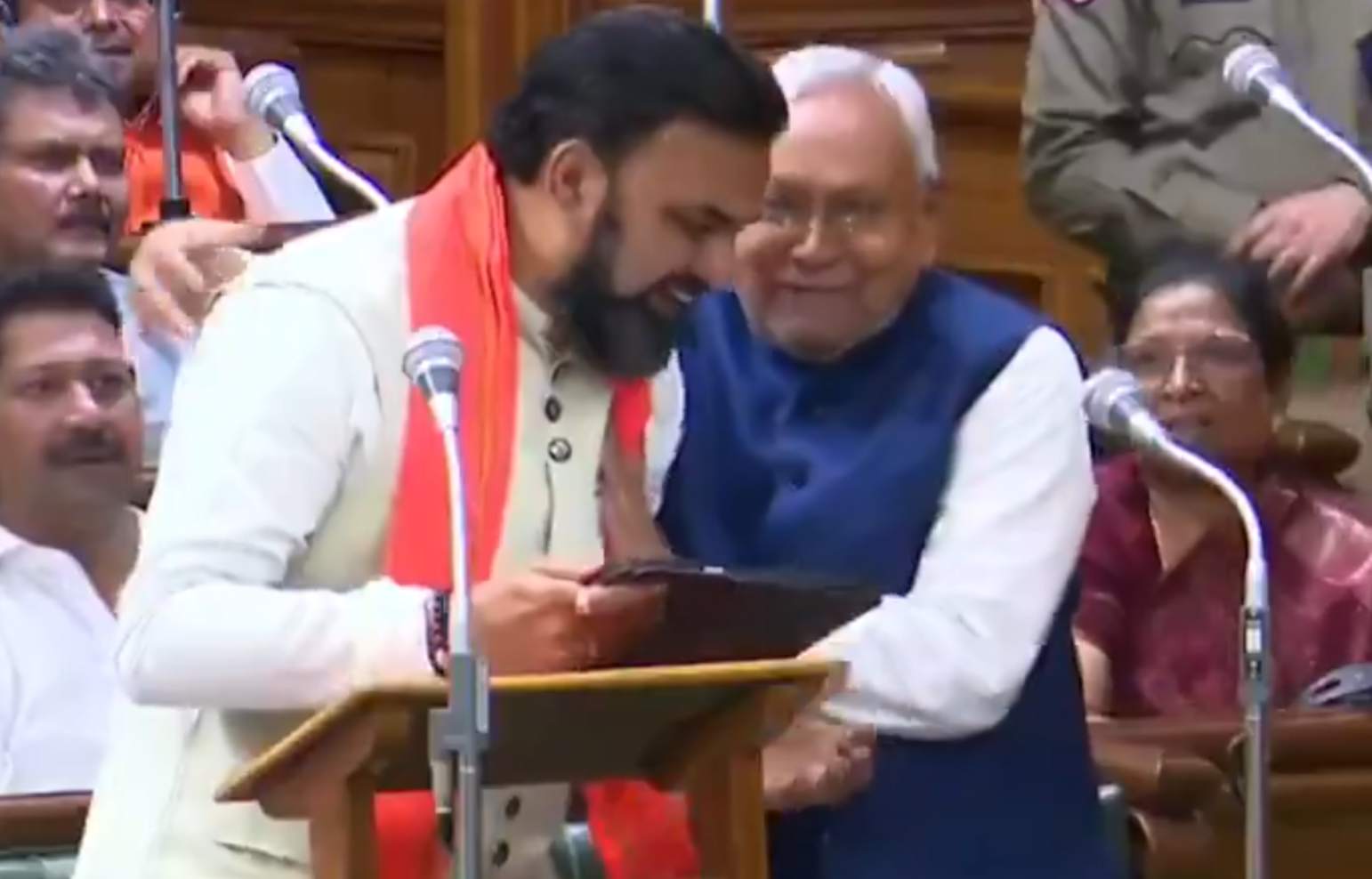 Video: 15 साल काम नहीं हुआ…लौंडा नाच हुआ, बिहार विधानसभा में लालू यादव ...