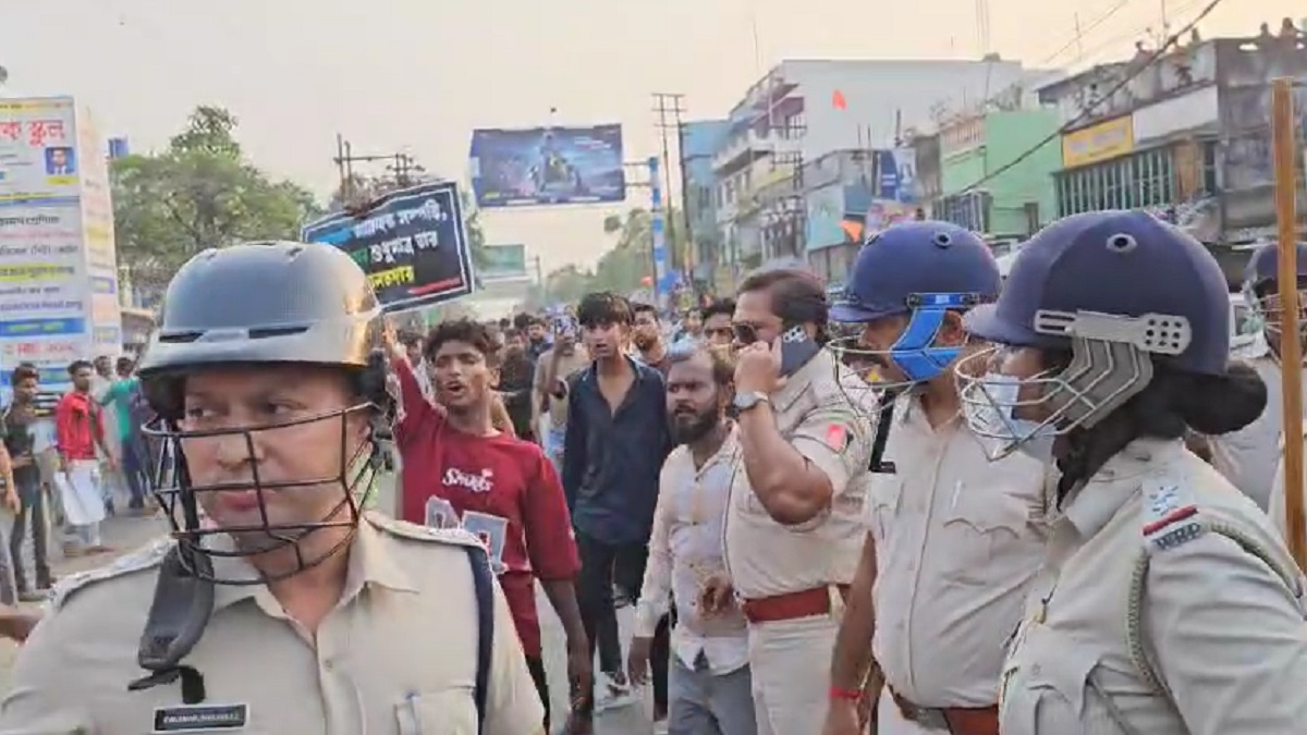 वक्फ बिल के खिलाफ जंगीपुर में हिंसक प्रदर्शन, BJP ने ममता बनर्जी पर ...