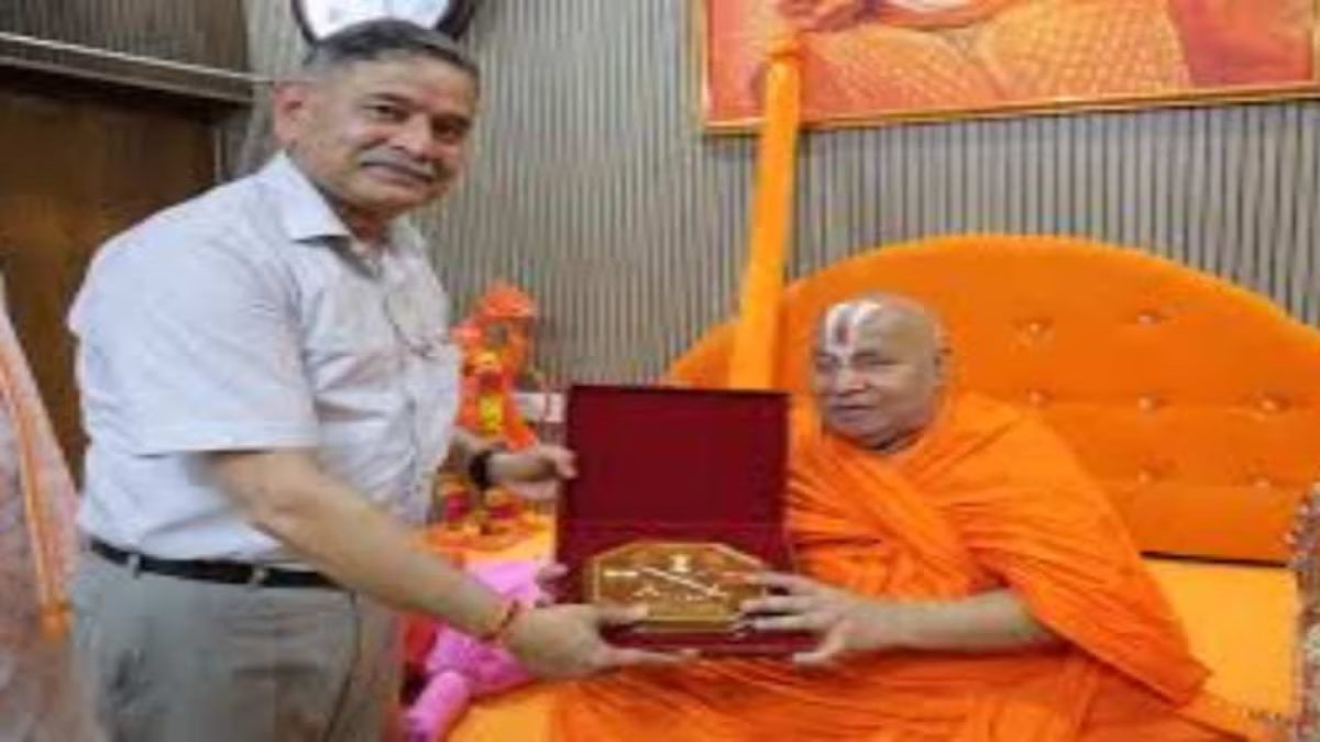 सेना प्रमुख ने रामभद्राचार्य से ली राम मंत्र की दीक्षा, दक्षिणा में ...