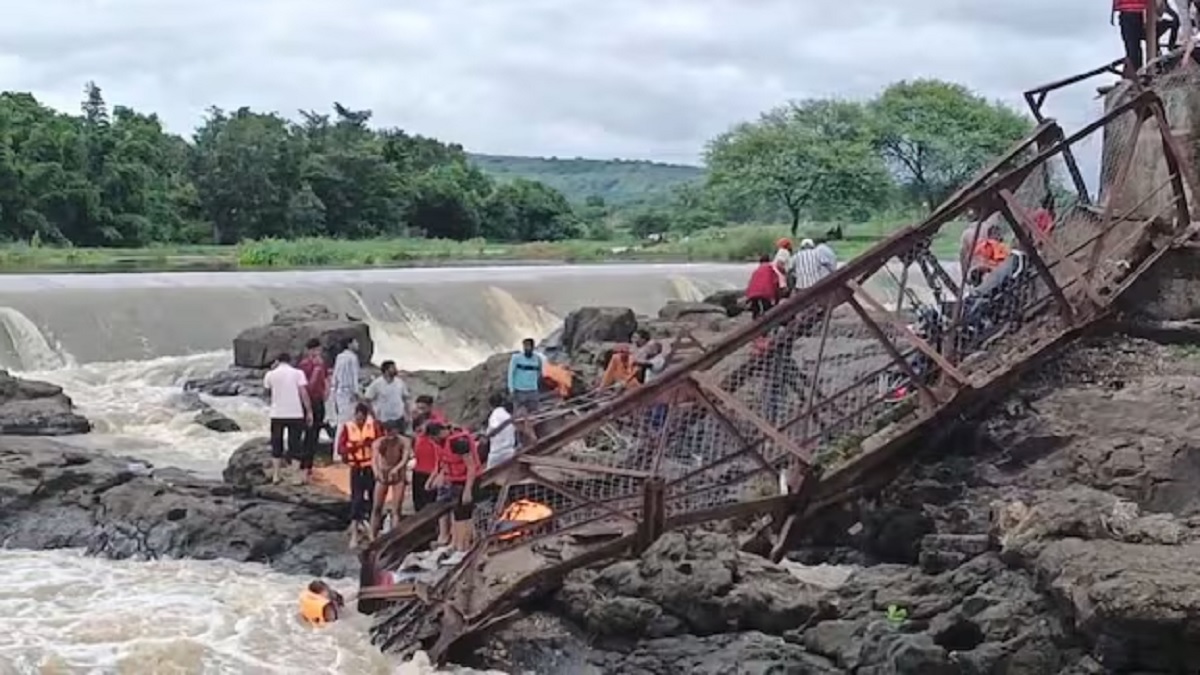 Pune Bridge Collapse: 30 साल पुराना था इंद्रायणी नदी पर बना लोहे का पुल, इस कमी से हुआ बड़ा हादसा