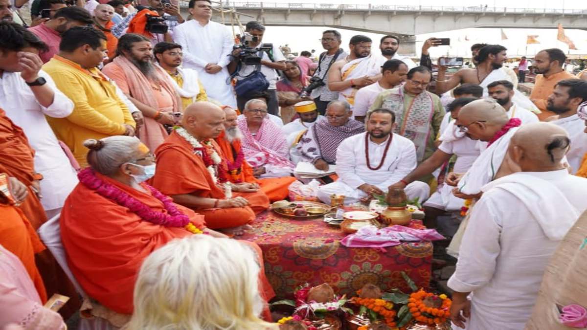 Ram Darbar Pran Pratishtha: अयोध्या में अनुष्ठान कर रहे 101 वैदिक ...