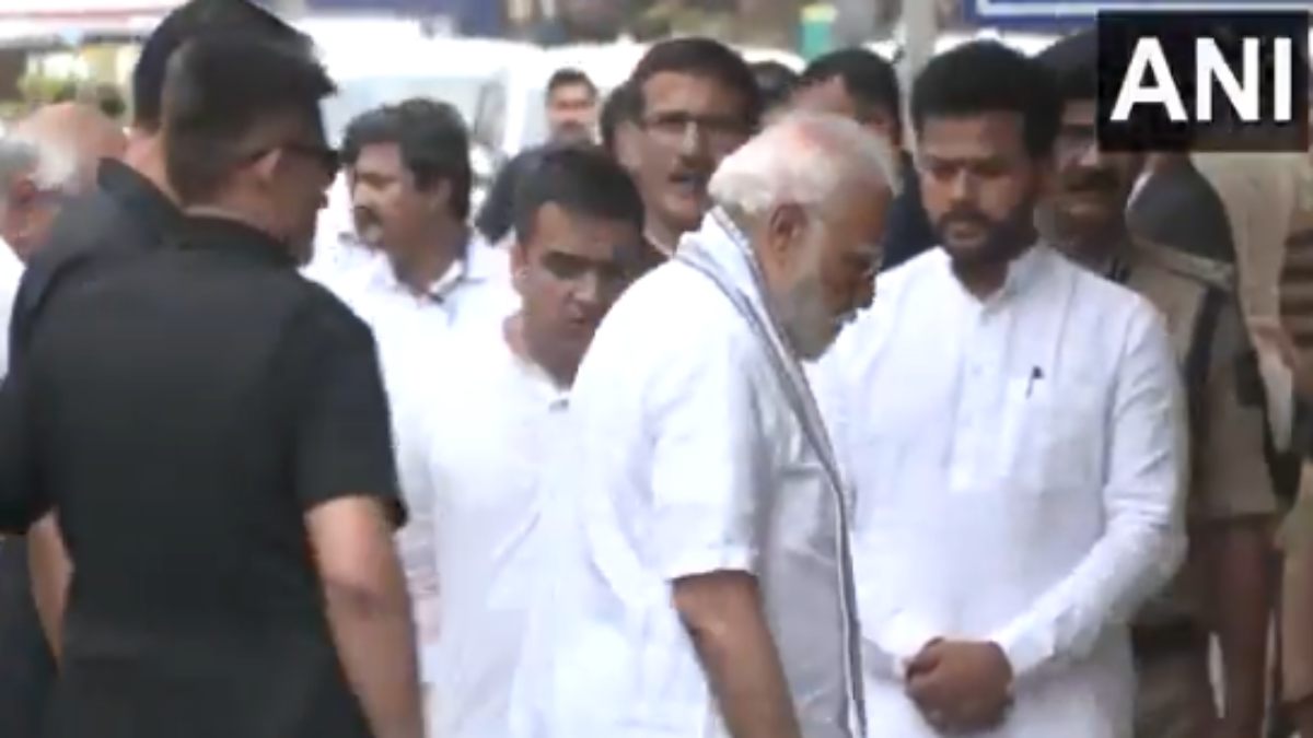 Ahmedabad plane crash: जहां क्रैश हुआ विमान वहां पहुंचे PM मोदी, मृतकों ...