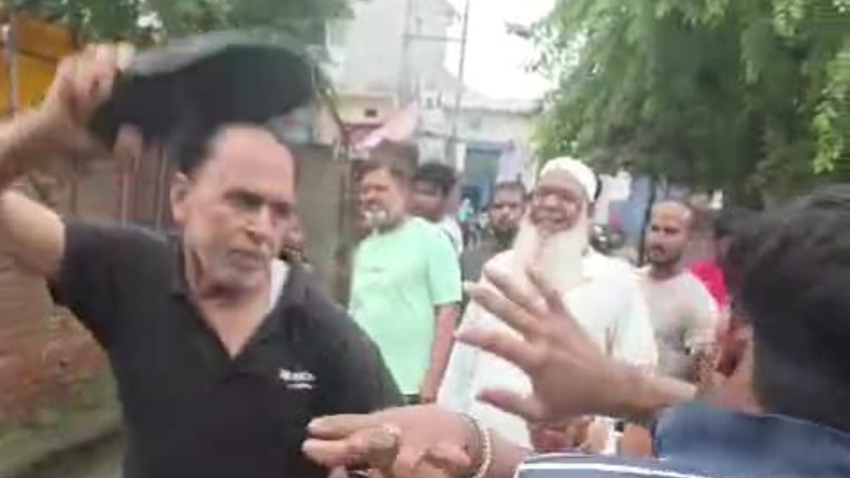 ग्रेटर नोएडा में भाजपा नेता ने महिला और उसके बेटे को चप्पल से पीटा ...