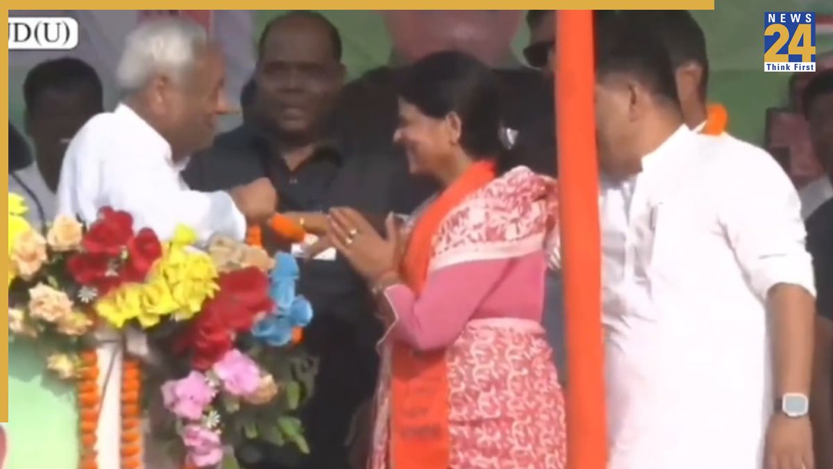 'गजब आदमी है...', CM नीतीश ने JDU MP को मंच पर सुनाया, BJP प्रत्याशी को ...