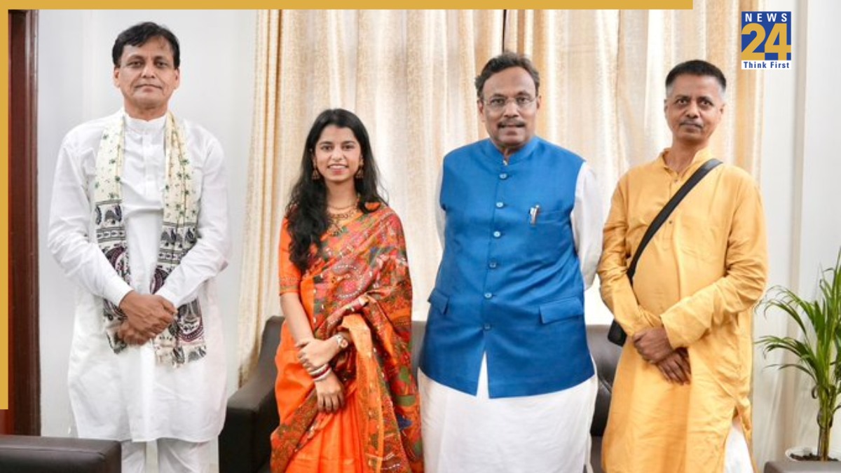 बिहार में चुनाव लड़ेंगी भजन गायिका मैथिली ठाकुर! नेताओं से मुलाकात की ...