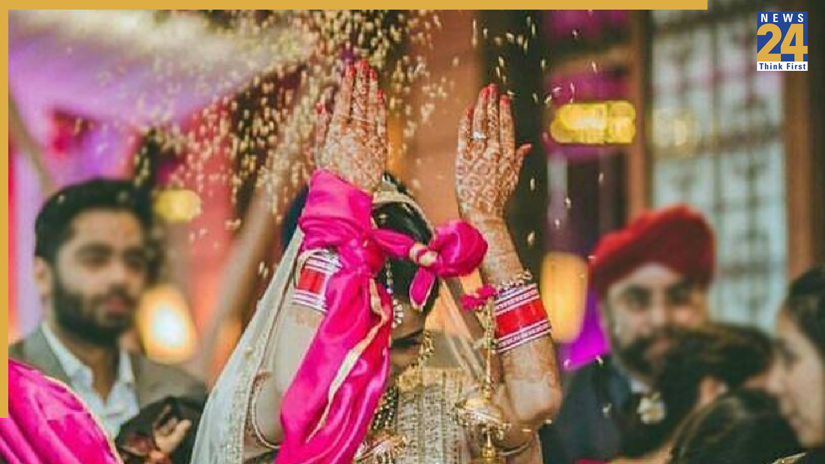 Bride Rice Throwing Custom: विदाई के समय दुल्हन क्यों फेंकती है चावल ...