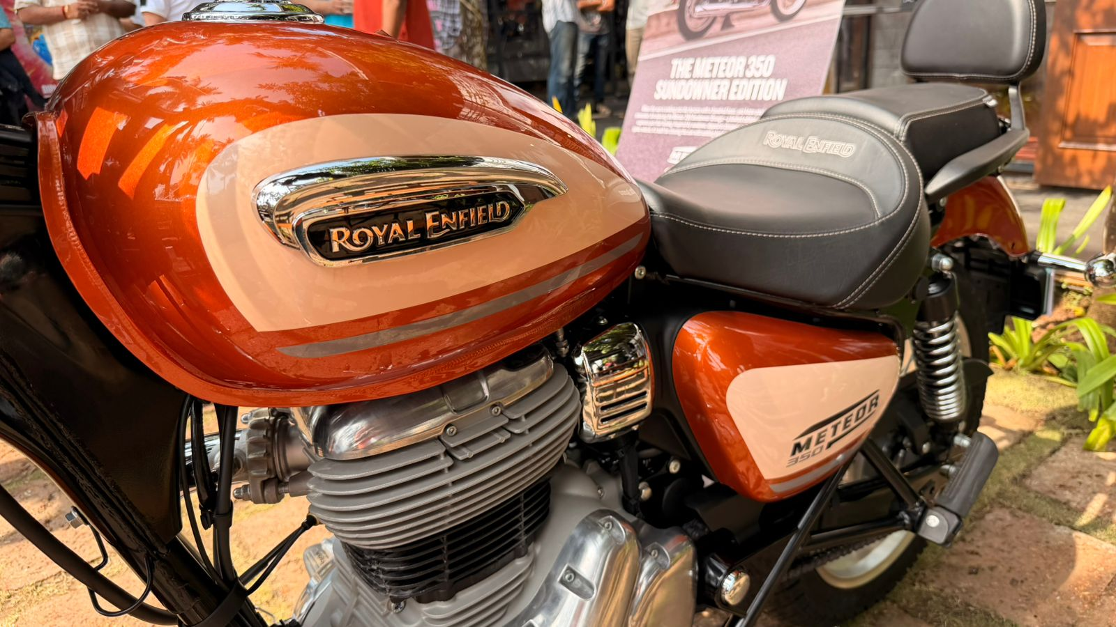 रॉयल एनफील्ड Meteor 350 Sundowner Orange: दमदार लुक और टूरिंग फीचर्स के ...
