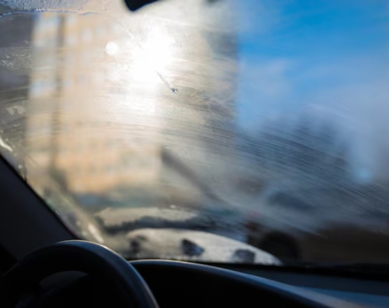 एक छोटी सी लापरवाही और बड़ा हादसा! सर्दियों में कार की विंडशील्ड की भाप ...